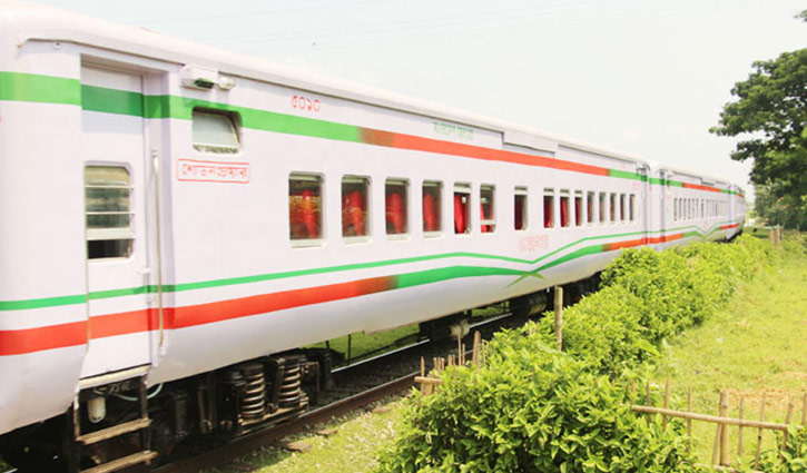 Lalmoni Express narrowly escapes casualty