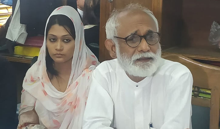 What Minni’s lawyer says keeping her sit next to him