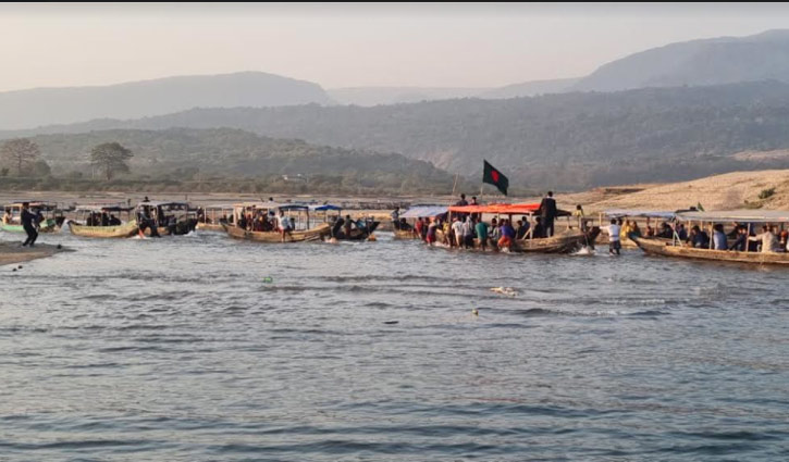 ডুবো চরে পর্যটক হারাচ্ছে ‘সাদাপাথর’