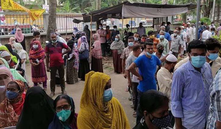 খুলনার টিকা কেন্দ্রে ‘হ য ব র ল’ অবস্থা