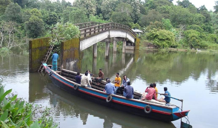 নৌকায় চড়ে মই বেয়ে পার হতে হয় ব্রিজ