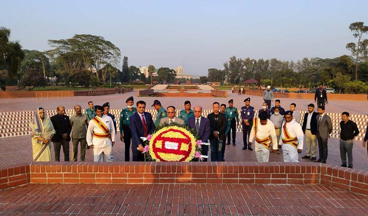 স্মৃতিসৌধে নবনিযুক্ত তিন বিচারপতির শ্রদ্ধা