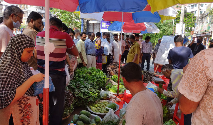 রাজধানীতে নিরাপদ পণ্য নিয়ে কৃষকের বাজার