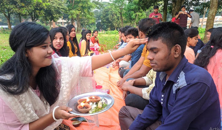 ‘ভাইফোঁটা’ উৎসবে মাতলো হিন্দু ধর্মাবলম্বী শিক্ষার্থীরা