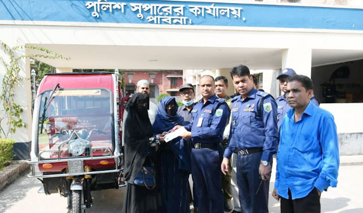 অসহায় পরিবারের পাশে দাঁড়ালো পাবনা জেলা পুলিশ