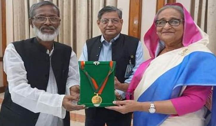 ‘জাতীয় মানব কল্যাণ’ পদক গ্রহণ করলেন আল মামুন