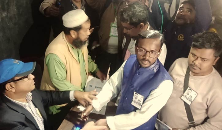 Hero Alom casts vote