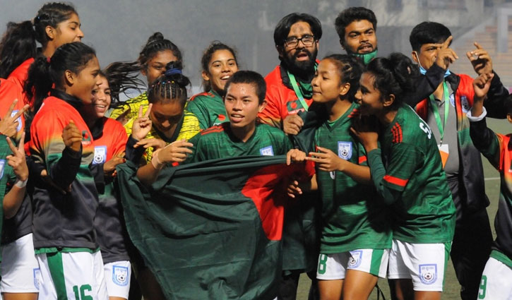 সাবিনাদের বেতন বাড়ানোর দাবিতে ইতিবাচক সালাউদ্দিন | খেলাধুলা