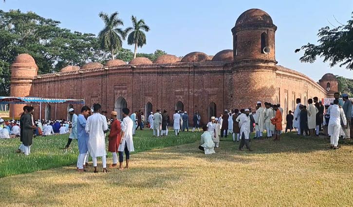 বিশ্ব ঐতিহ্যের ষাটগম্বুজে ঈদ জামাত অনুষ্ঠিত