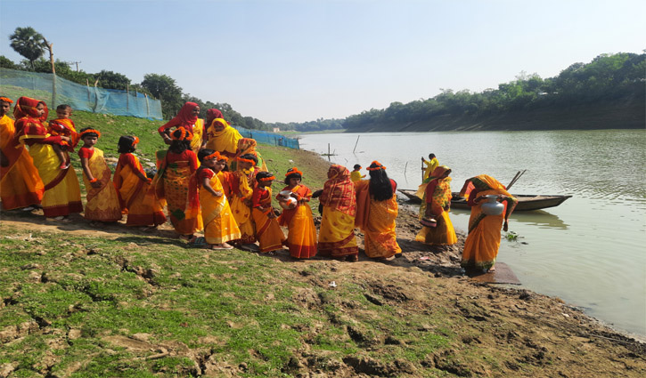 নবান্ন উৎসবে নারীরা সেজেছে হলুদ শাড়িতে