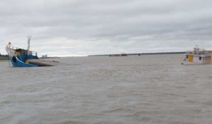 Lighter vessel with 8 tons of coal sinks in Mongla