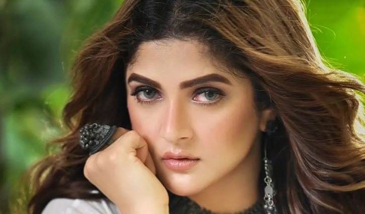 নীল জলে ‘জলন্ত আগুন’ শ্রাবন্তী