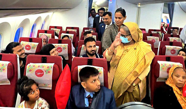 প্রধানমন্ত্রীকে কাছে পেয়ে উৎফুল্ল বিমানযাত্রীরা