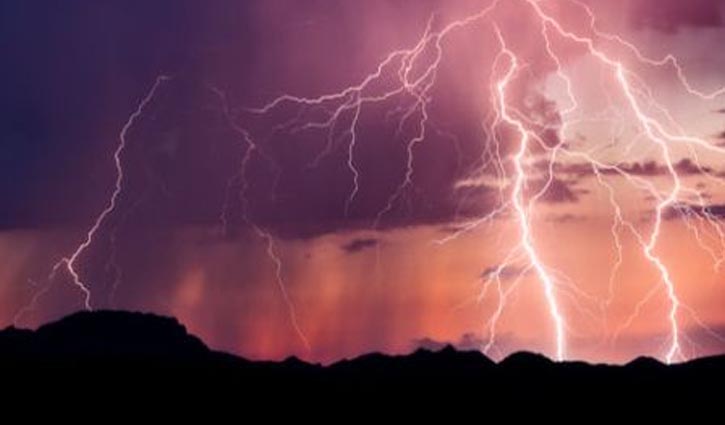 বজ্রপাতের সময় বাইরে থাকলে যেসব নিয়ম মানতে হবে
