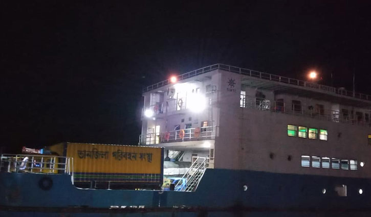 মাঝ নদীতে আটকা ফেরি, আরিচা-কাজিরহাট নৌরুট বন্ধ