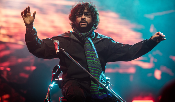 সেলফি তোলার জন্য পীড়াপীড়ি, ক্ষেপে গিয়ে গায়কের গালি