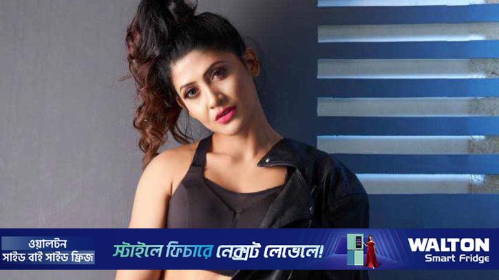 ‘হঠাৎ আকাশ থেকে বৃষ্টির মতো ইট-পাথর পড়তে শুরু করে’